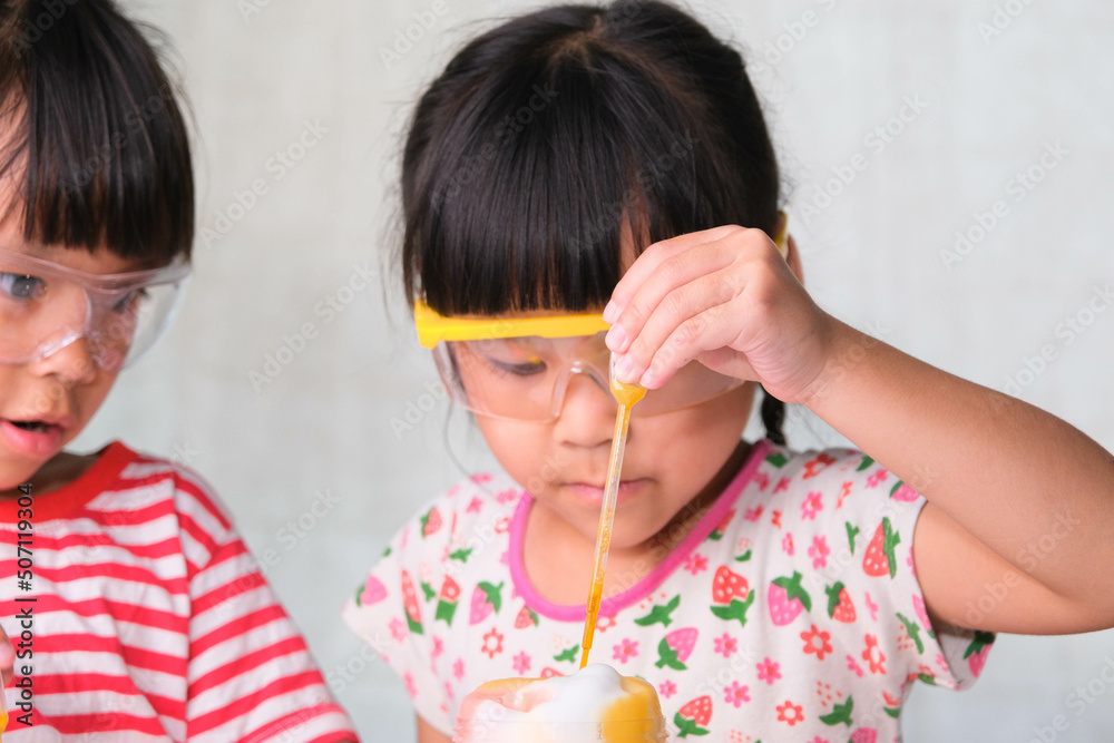 Children are learning and doing science experiments in the classroom ...