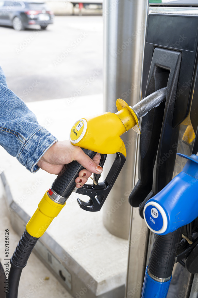 prise en mains du pistolet de gasoil dans une station service Stock ...
