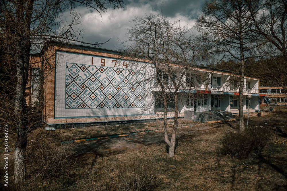 Foto de Old soviet abandoned building. 1971 built. Abandoned pioneer ...
