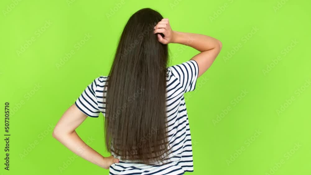 Vidéo Stock Young brunette woman on back position looking back while ...