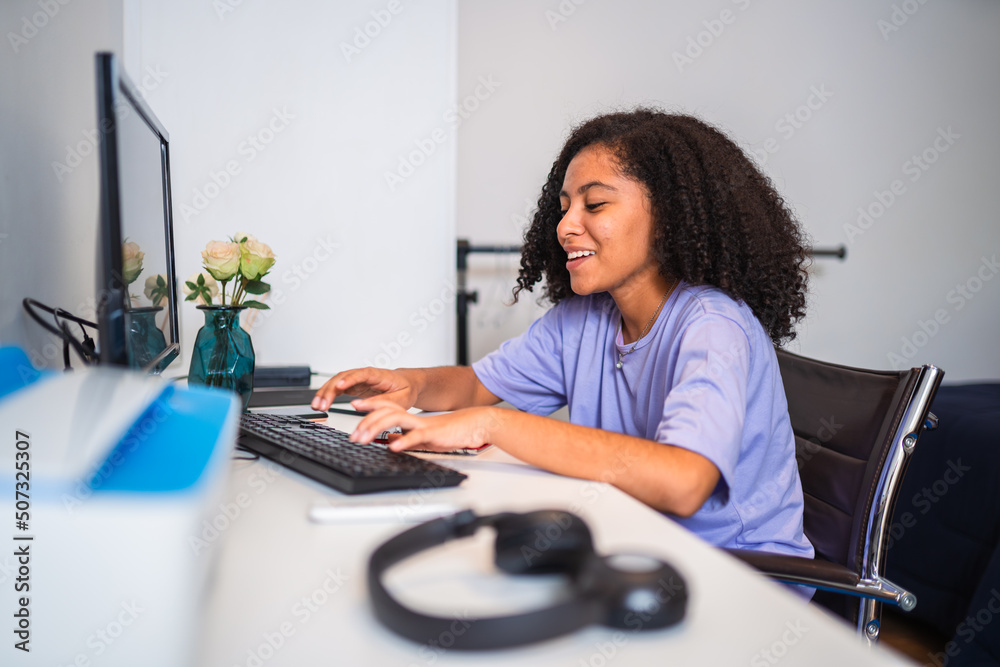 Menina adolescente sorrindo e usando o computador no quarto Stock Photo ...