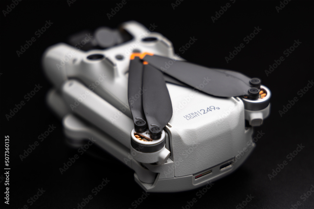 Foto de DJI Mini 3 Pro drone folded up and showing the imprinted text ...