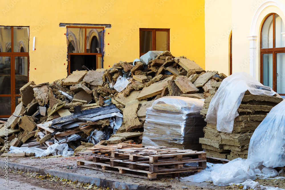 Foto de A pile of old mineral wool insulation is prepared for disposal ...