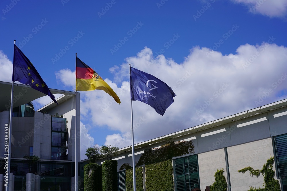 Fahne „G7 Germany 2022“ zum G7-Gipfel 2022 auf Schloss Elmau neben den ...
