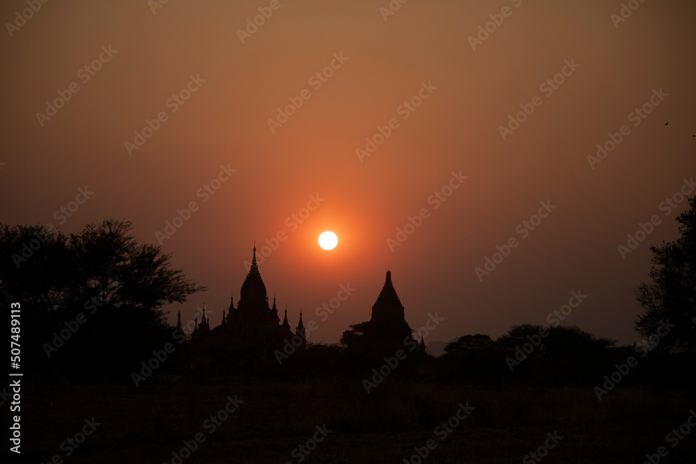 Nascer do Sol, Por do Sol acima de templo Stock Photo | Adobe Stock