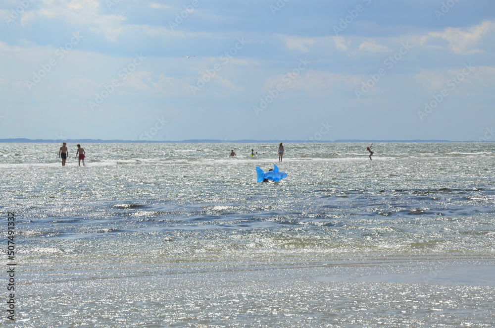 Menschen baden im Meer - Badebetrieb in der glitzernden Ostsee ...