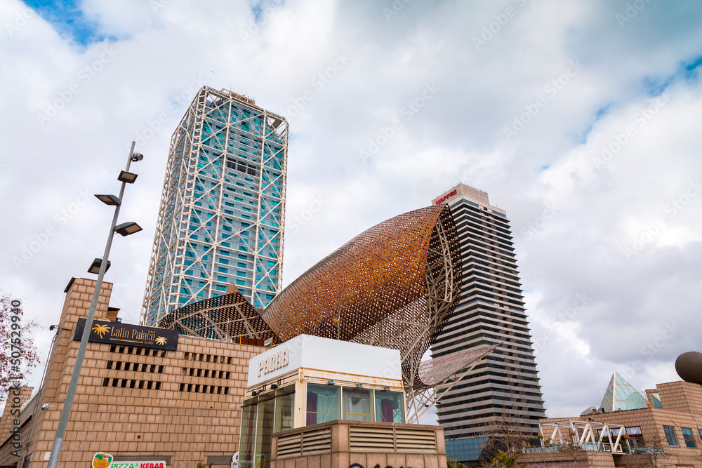 The giant Gold Fish sculpture, El Peix by Frank Gehry located on the ...