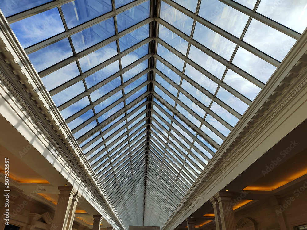 Foto de Skylight or glass sunroof ceiling of a building. Plastic ...