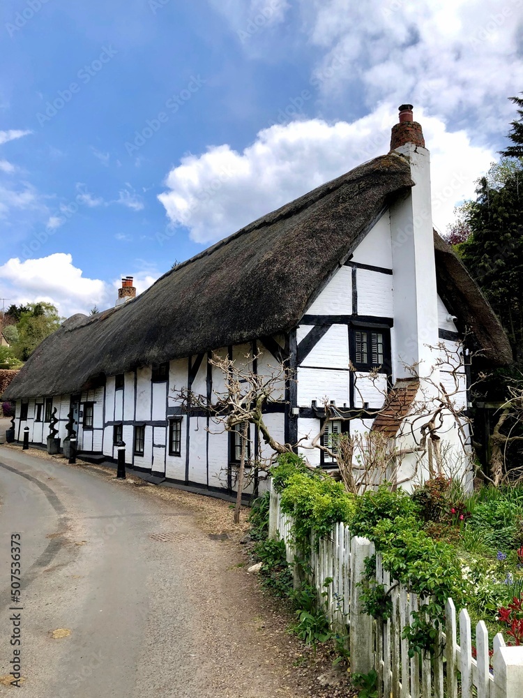 Thatched old medieval cottage along the street in Cookham, Berkshire ...