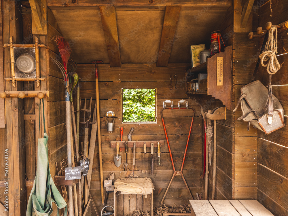 Ancienne cabane en bois de jardinier avec beaucoup d'outils de ...