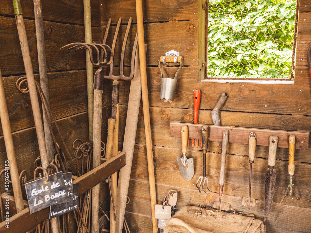 Ancienne cabane en bois de jardinier avec beaucoup d'outils de ...