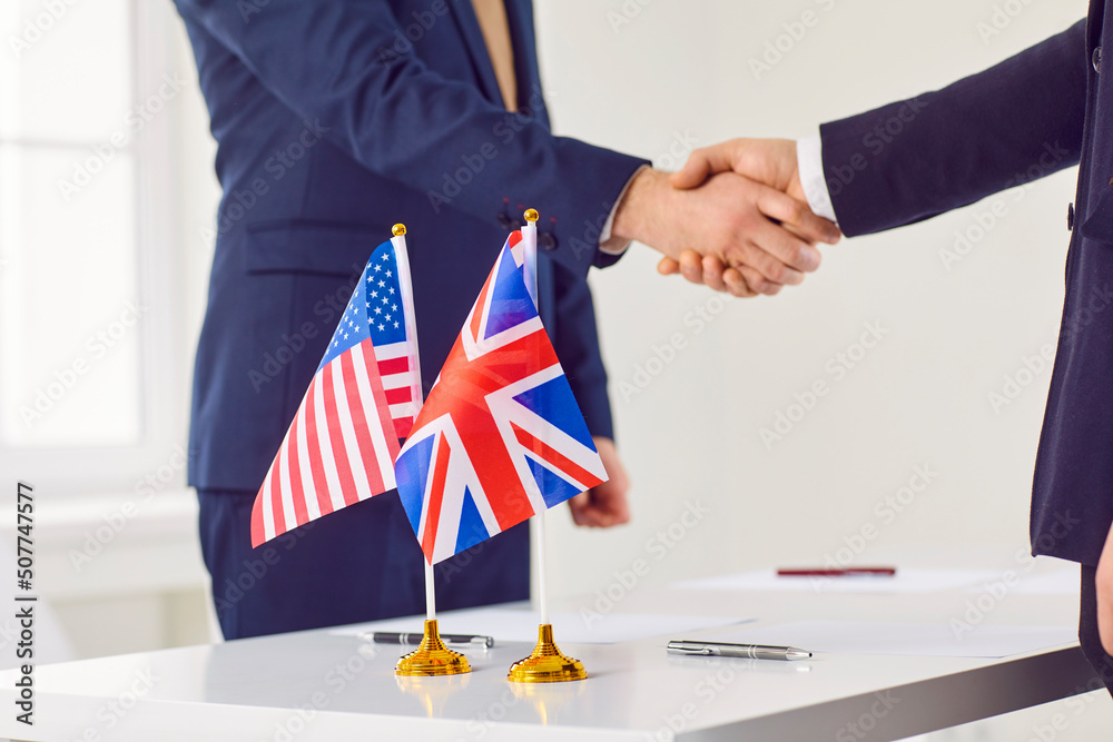 Foto de Diplomats from Britain and America meet together in office ...