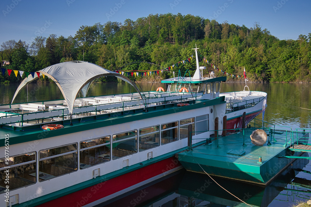 Fahrgast Schiff, Ausflugsschiff "Gera" an der Anlegestelle in Saalburg ...