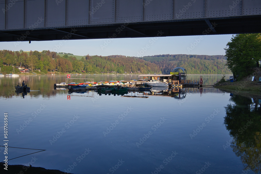Stockfoto Blick von der Anlegestelle für Schiff an der Brücke Saalburg ...