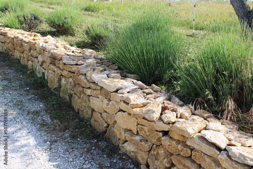 Muret en pierre sèche, aménagement extérieur Stock Photo | Adobe Stock