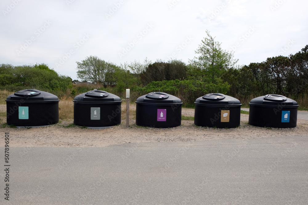 Foto de Recycling Container. Müll getrennt in verschiedenen Containern ...