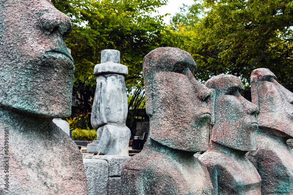 Foto de RATCHABURI, THAILAND-MAY 12, 2019 : Beautiful Moai imitation of ...