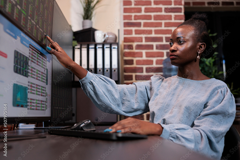 Foto Stock Brokerage agent analyzing real time financial data charts ...