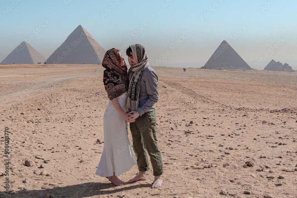 Couple in love wandering around the pyramids of Giza in Caïro. Stock ...