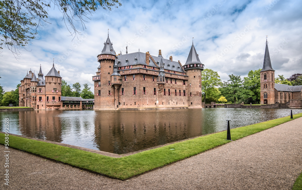 Foto de UTRECHT, THE NETHERLANDS - MAY 30, 2022: Monumental castle De ...