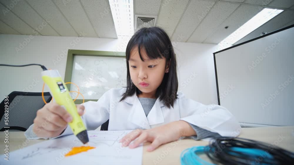 Student using pen tools 3D drawing in classroom. Schoolgirl drawing ...