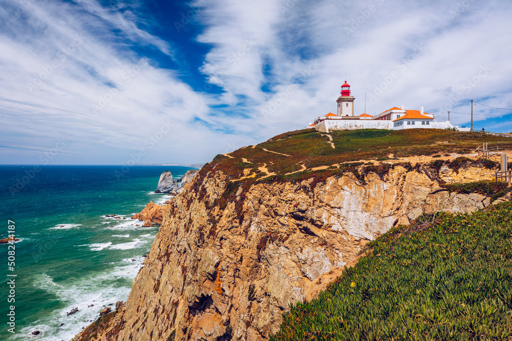Foto de The lighthouse in Cabo da Roca. Cliffs and rocks on the ...