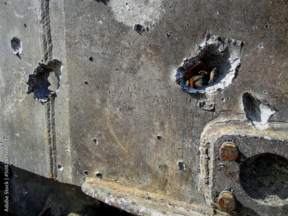 Foto de tank armor slashed by shrapnel from a wrecked tank, close-up do ...
