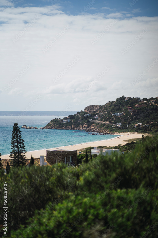 Paisaje de costa con playas perfectas y urbanizaciones en montañas en ...