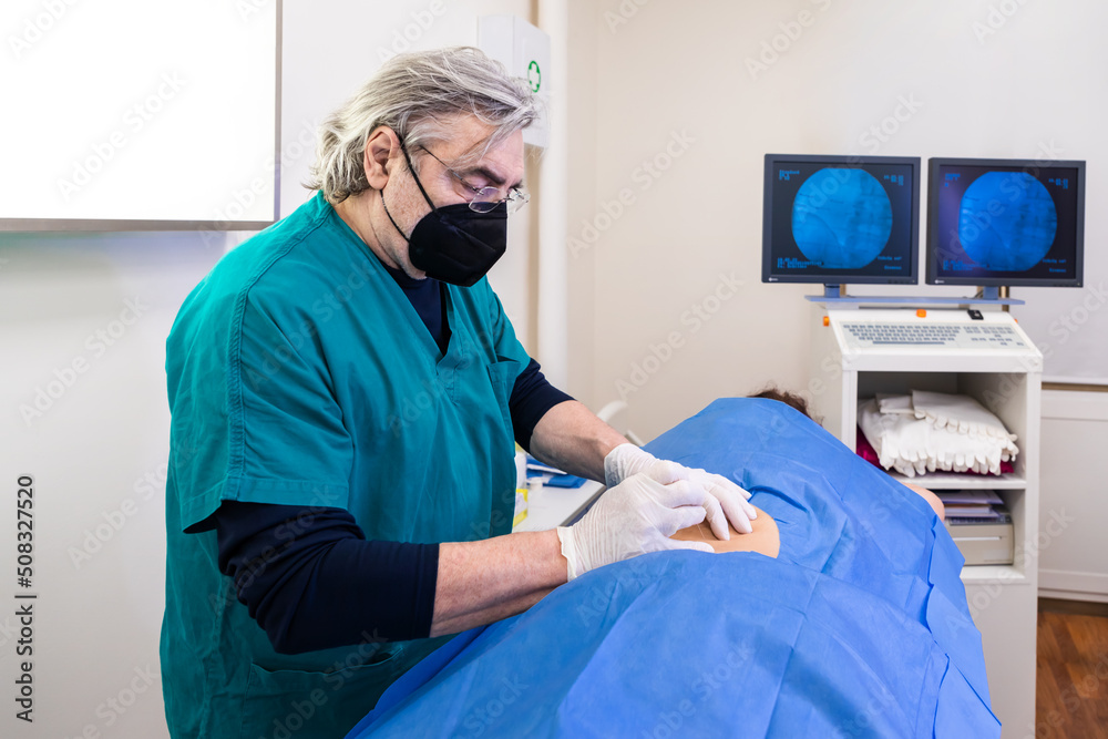 Ultrasound-guided infiltrative therapy for back pain treatment Stock ...