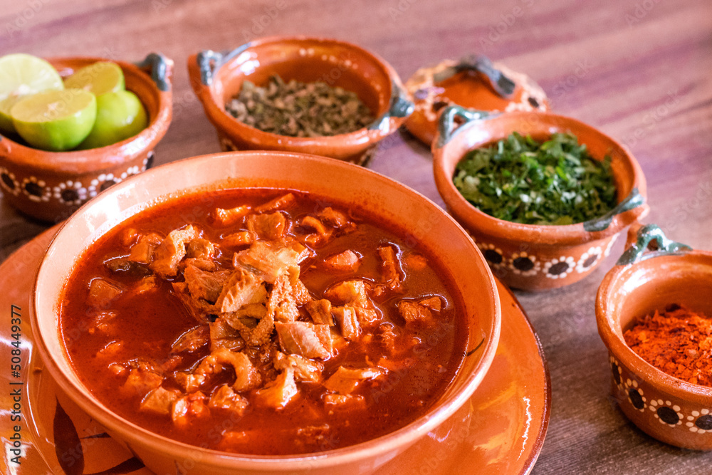 Menudo sobre plato de barro con acompañamientos Stock Photo | Adobe Stock
