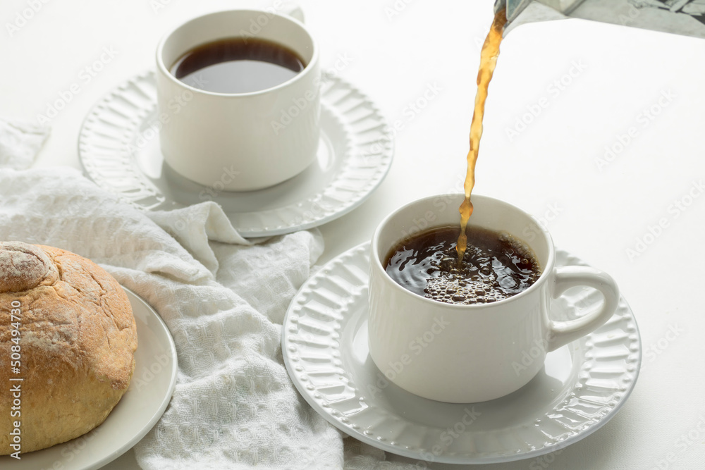 Sirviendo café recién preparado de una jarrilla tipo italiana "moka ...