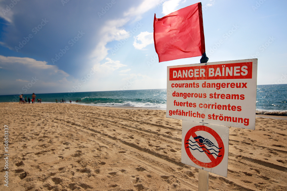 Baine, signalisation danger en mer, rouleau sur les plages des Landes ...