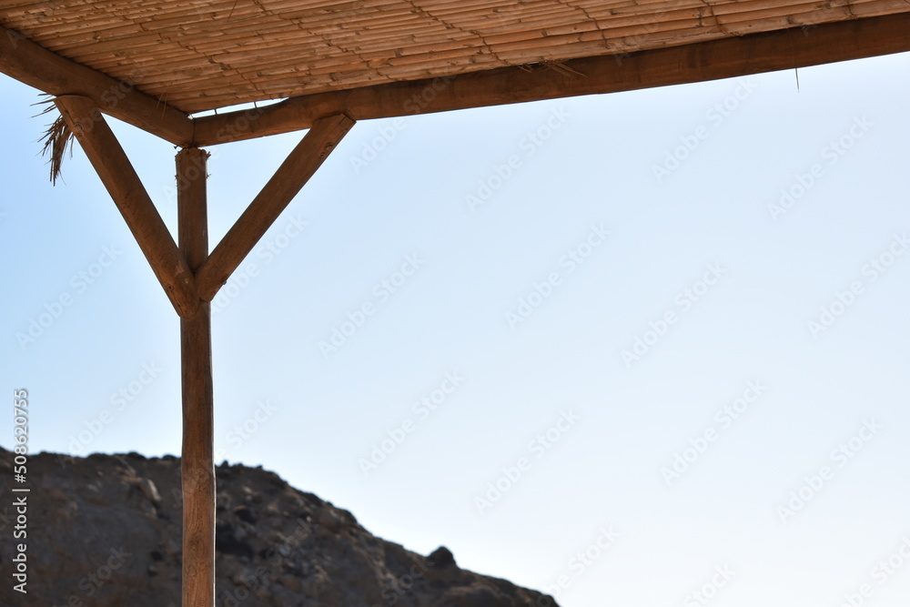 Tripod cross bracing vertical wood post beach shelter Stock Photo ...
