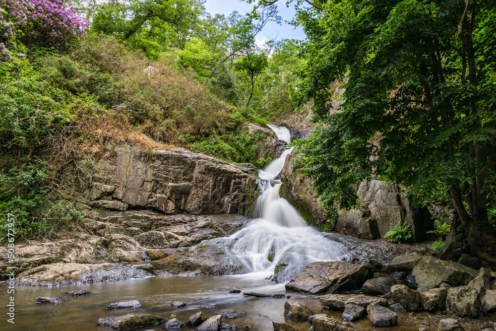 Foto de Vue en longue exposition sur la Grande Cascade de Mortain par un jour de printemps do ...