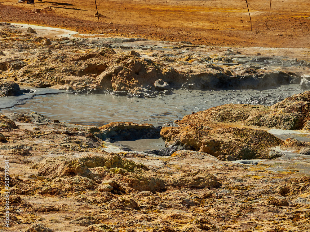 Zona geotérmica famosa por sus pozas de lodo hirviendo y sus fumarolas ...