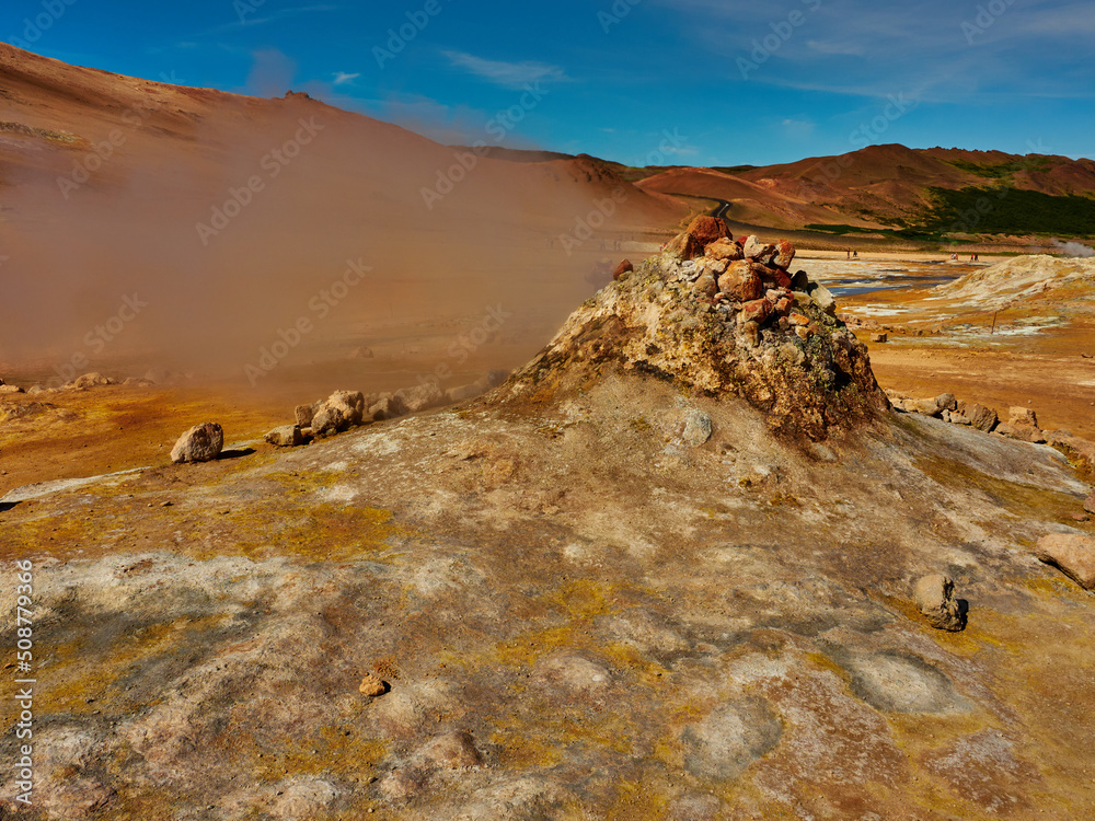 Zona geotérmica famosa por sus pozas de lodo hirviendo y sus fumarolas ...