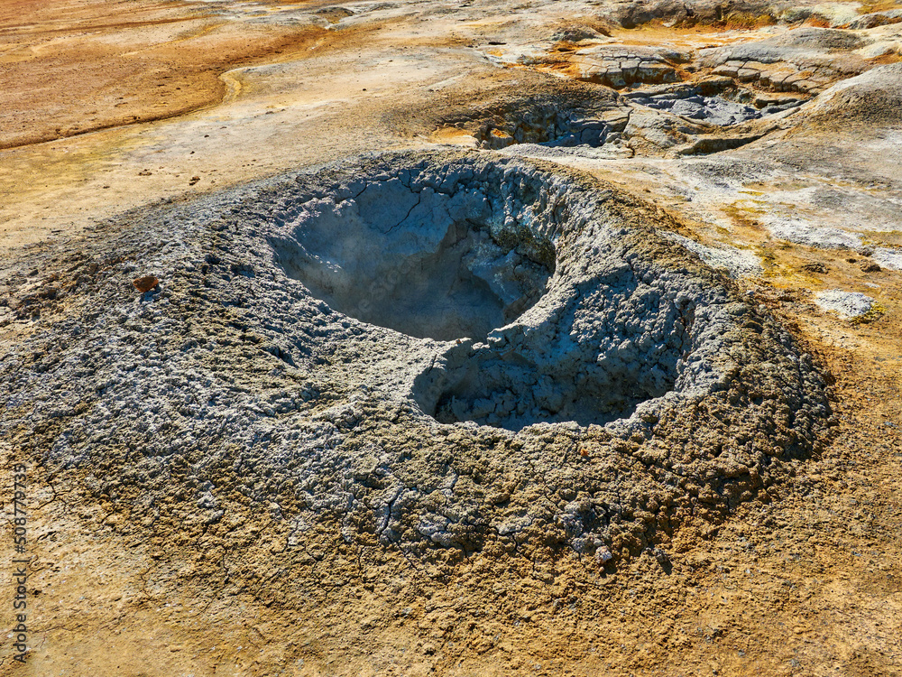 Zona geotérmica famosa por sus pozas de lodo hirviendo y sus fumarolas ...