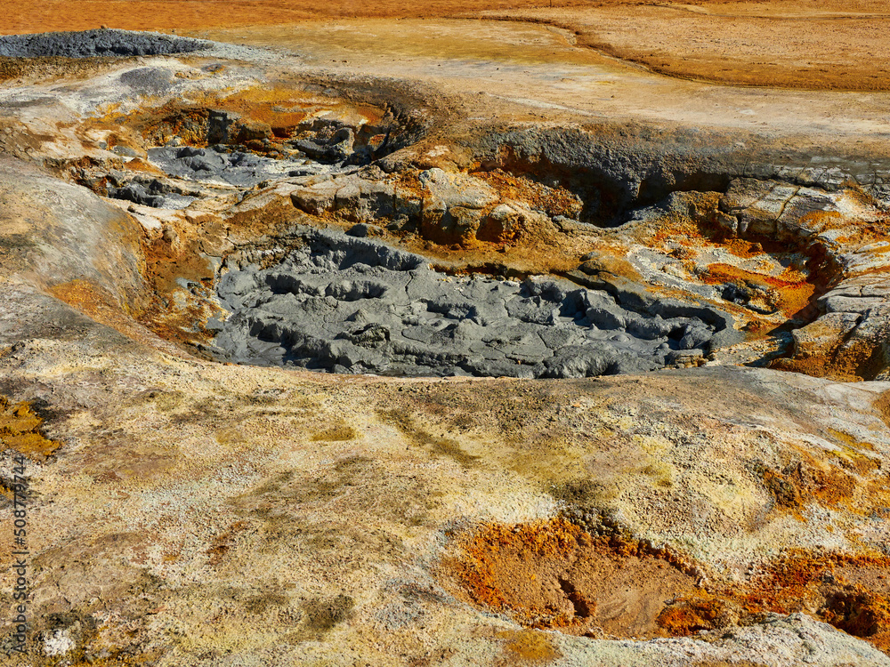 Zona geotérmica famosa por sus pozas de lodo hirviendo y sus fumarolas ...