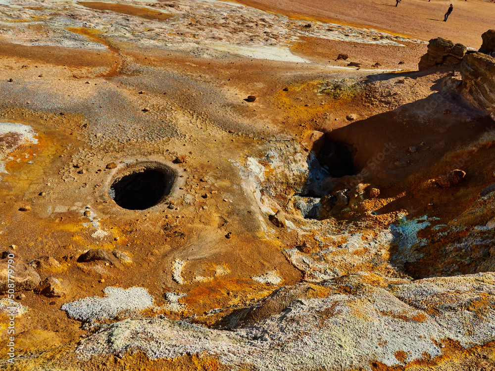 Zona geotérmica famosa por sus pozas de lodo hirviendo y sus fumarolas ...