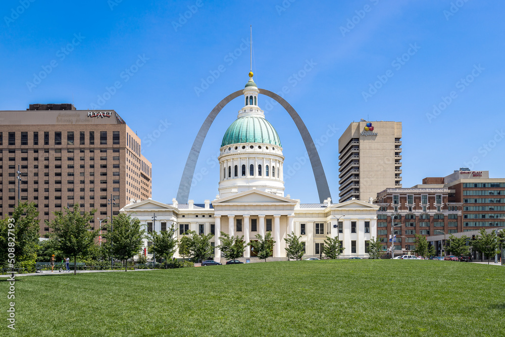 ST. LOUIS, MO, USA - AUGUST 11, 2018: The Old Courthouse in downtown St ...