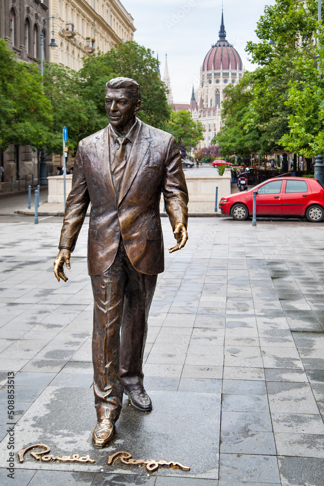 Statue of the former U.S. President Ronald Reagan in Budapest Stock ...