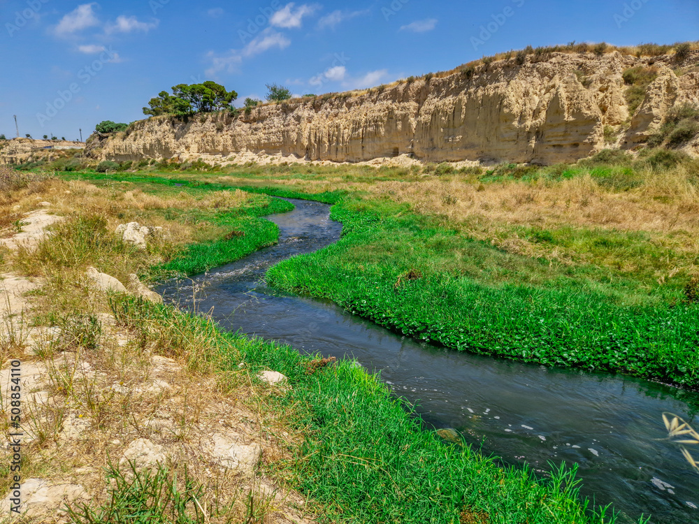 Rio Seco lleno de aguas residuales de depuradoras que vierten el agua ...