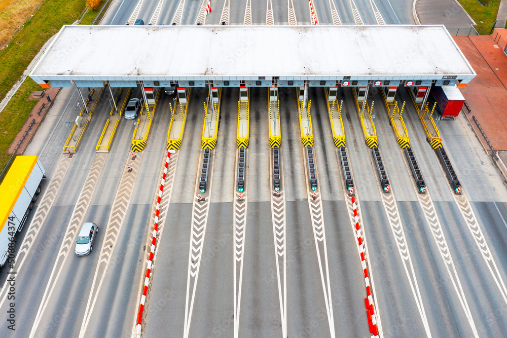 Foto de View from a height of the checkpoint. Cars pass through an ...