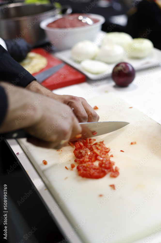 chef picando tomate con un cuchillo en tabla de cocinar Stock Photo ...
