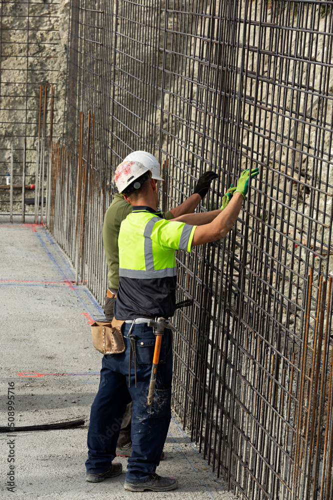 Obreros trabajando en obra de construcción de un chalet. 2 Stock Photo ...