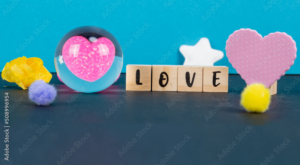 reflet de coeur dans une bille en verre avec love écrit sur des cubes ...