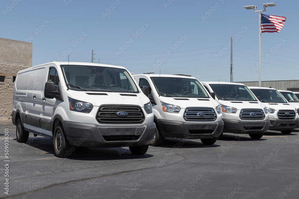 Foto de Ford Transit display at a dealership. Ford offers the Transit ...