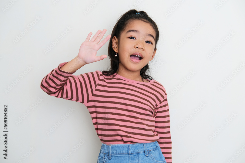 Asian little girl waving her hand to greet someone Stock 写真 | Adobe Stock