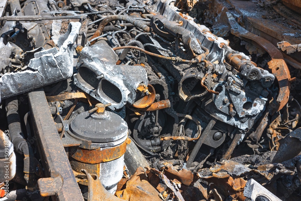 Foto de The war in Ukraine, the tank was destroyed, the tank engine was ...