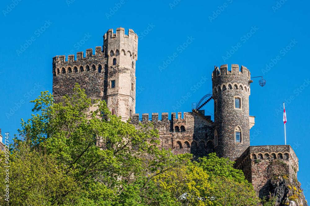 Burg Rheinstein am Rhein, erbaut im 14. Jahrhundert, im Stil der ...